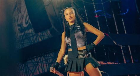 Emilia Mernes Posó Con Un Corset Y Minifalda En La Alfombra Roja De