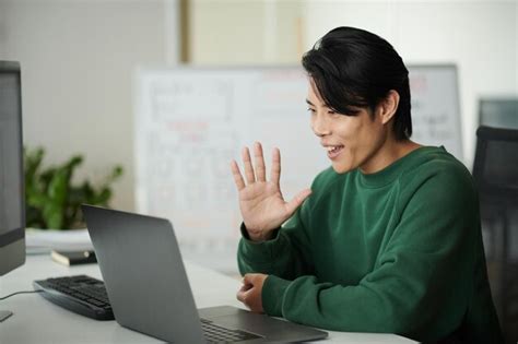 Premium Photo Positive Software Developer Speaking In Daily Standup