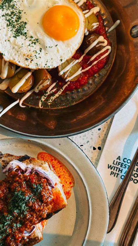 계란 노른자 꽃 장식 높은 요리 다채로운 요리 데워진 달걀 도금 접시 독특한 요리 두바이 두바이 다이닝 두바이