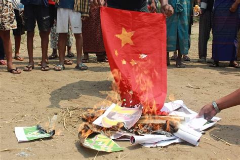 Mizzima News On Twitter တရုတ်နိုင်ငံအလံကို မီးရှို့ဆန္ဒပြခဲ့သည့် ကျေးရွာပေါင်းစုံ သပိတ်စစ်က