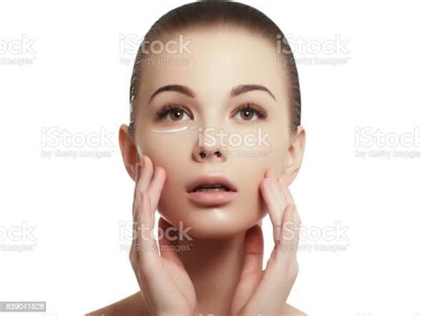 피부 관리에 대 한 그녀의 얼굴에 크림을 적용 하는 아름 다운 여자의 초상화 가꿔주기에 대한 스톡 사진 및 기타 이미지 가꿔