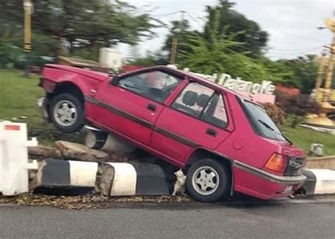 도로 위에서 사고난 사람 돕기 위해 차량 번쩍 들어 올리는 슈퍼 초능력 고양이짤