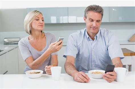 Premium Photo Couple Reading Text Messages While Having Breakfast