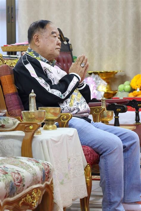 “ลุงป้อม” แต่งตัวสุดแนว ทำบุญวันมาฆบูชา วัดชนะฯ ชาวบ้านแห่ขอถ่ายรูป เชียร์นั่งนายกฯ คนที่ 30