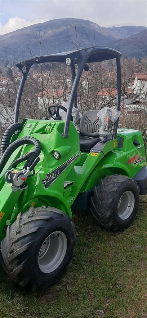 Мини челен товарач Avant 528 доставен за озеленяване и поливни системи на ИЗИДАР София