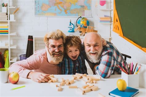 Padre e hijo jugando en la clase de la escuela niño abrazando a padre joven y abuelo anciano