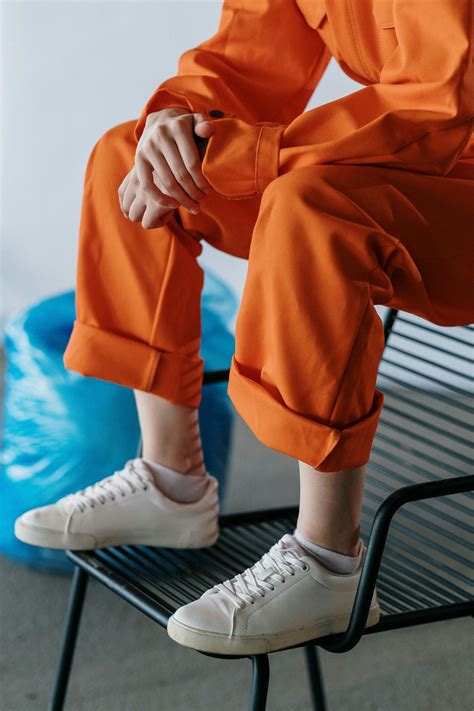 금발 꽃무늬 드레스 나무 레이스 소매 맑은 날 매력적인 모델 봄 봄 패션 부드러운 조명 소박한 분위기 스타일