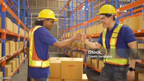 대형 창고 소매점 업계에서 일하는 아시아 노동자들의 팀워크 재고 보관 랙 전자 상거래 및 물류 개념의 화물 내부 창고 사람들의 라이프 스타일 배송 서비스 20 24세에 대한