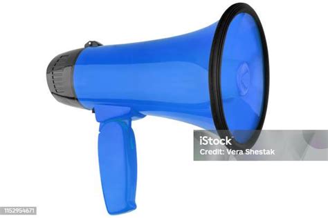 흰색 배경에 고립 된 근접 촬영 손 스피커 디자인 루 다 일러 또는 트럼펫 그림 말하기의 파란색 확성기 기호 미디어 또는 통신