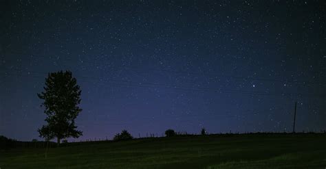 경치 경치가 좋은 고독 고요한 농촌의 달빛 들판 땅 맑은 하늘 목가적인 밤하늘 별 별밤 별을 바라보는 별자리 성운 수평선 스카이라인 시골