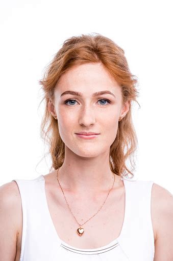 유럽의 아름 다운 젊은 여자의 초상화 긴 붉은 머리와 그녀의 얼굴에 주 근 깨와 함께 백인 국적 스튜디오에서 흰색 배경에 포즈 닫 다 학생 소녀에 A 화이트 블라우스 관능에