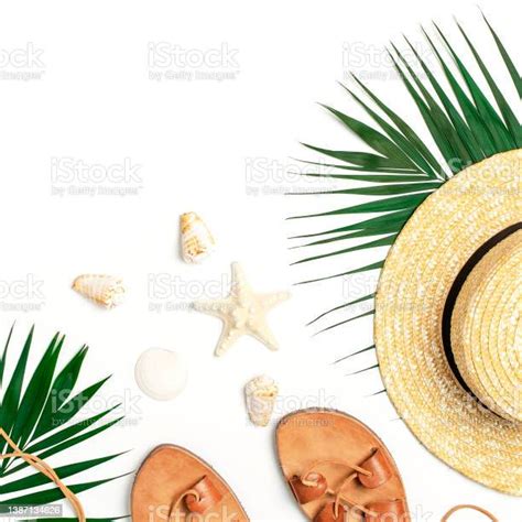 여자의 해변 액세서리 플랫 레이 밀짚 모자 가죽 샌들 열대 야자수 잎 조개 흰 배경에 불가사리 맨 위 보기 복사 공간입니다 여름 배경 여름에 대한 스톡 사진 및 기타 이미지