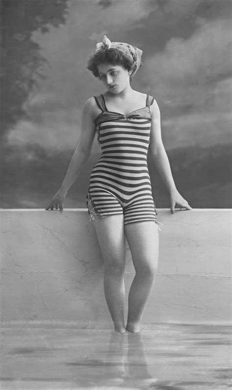 Une Femme En Maillot De Bain Debout Dans Leau Photo Photo Millésime