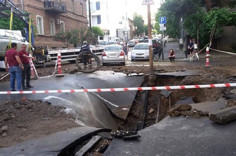 თბილისში ჟვანიას მოედანთან წყლის ცენტრალური მილი გასკდა და გზა ჩაინგრა