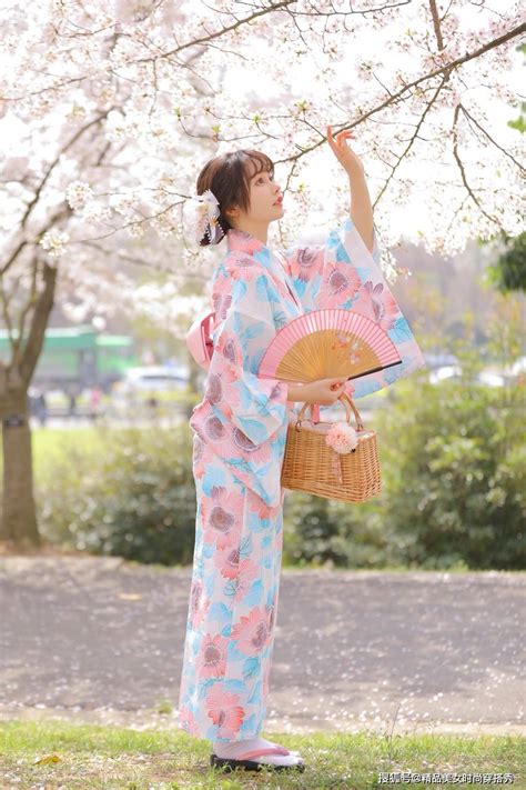 粉色的和服配上小姐姐粉嫩的红唇可爱至极 搜狐大视野 搜狐新闻