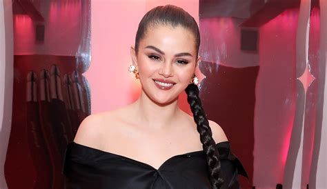 Leicne Saill Selena Gomez Selena Gomez Serves Classic Glamour In Faux