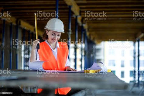 건축가 또는 엔지니어 작업 청사진 계획과 건설 현장의 실내 검색 건물 프로젝트 여성 건설 엔지니어 또는 건축가 작업 인력 개발에 대한 스톡 사진 및 기타 이미지 Istock
