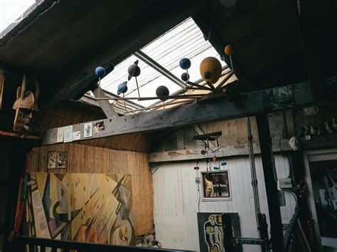 เยือนสตูดิโอเกือบ 200 ปีย่าน Montparnasse ของ Doriane Bodart ช่างทำคันชักไวโอลินแห่งปารีส