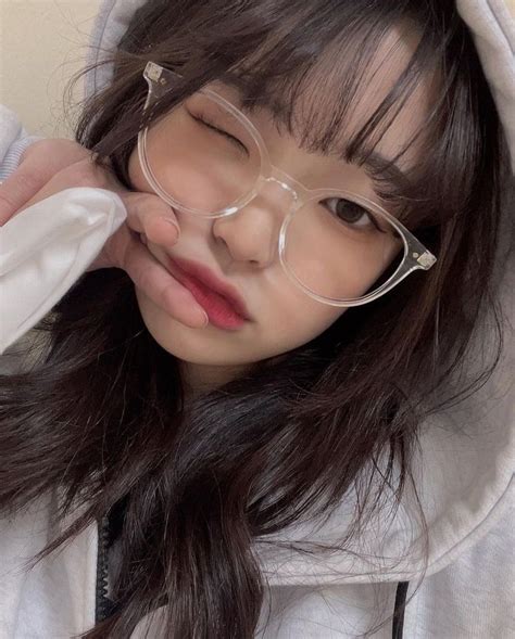 Pin By H On Girl Pfps Ulzzang Glasses People With Glasses Korean