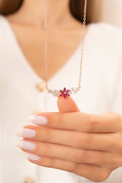 Sahira Jewelry Unutma Beni Çiçeği Ruby Taşlı 14 K Rose Altın Kaplama