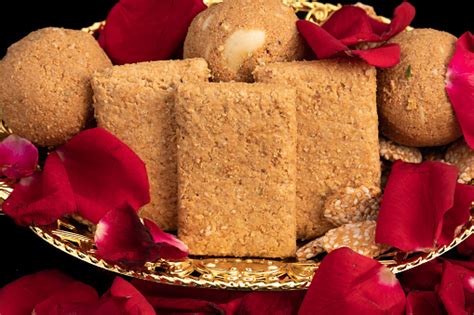 맛있는 인도 드라이 과일 디저트 카스타 구르 케 가작 치키 세서미 씨앗으로 만든 땅콩과 재거는 마카르 산크란티 로리에서 겨울 동안 소비 하는 신체에 열을 생성 에 대 한 잘