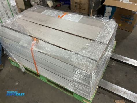 Lot 2 36611 Pallet Of Flooring Willow Creek Oak 12mm