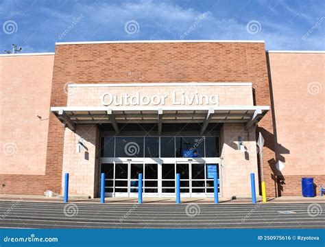 Walmart Store Exterior Editorial Photo Image Of Commercial 250975616