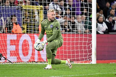 Maxime Dupé Op Weg Naar De Exit Door Schmeichel