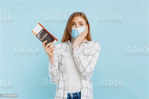 충격을 받은 무서운 젊은 여성 의료 용 마스크에 티켓과 여권을 들고 격리에 대한 스톡 사진 및 기타 이미지 격리 비행기 티켓 손 Istock