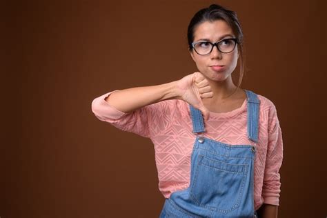 Premium Photo Portrait Of Beautiful Nerd Woman With Eyeglasses