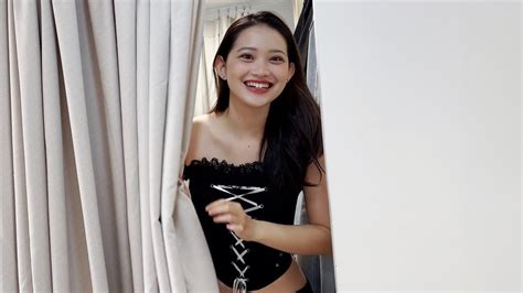 유엔에게 선물로 옷을 사준다니까 또 벗네요 Youtube