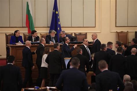 Опасно близки станаха депутатите на Възраждане и БСП в НС