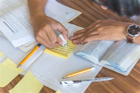 Mano Humana Borrando Algunas Palabras Con Notas Pegajosas Imagen De