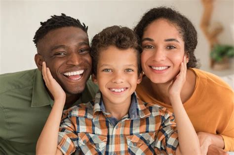 Primer Retrato De Una Familia Multicultural Posando Juntos En Casa En