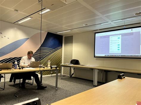 Spanning Terwijl Johan Criel De Sleutel Invoert Voor De Decryptie Van