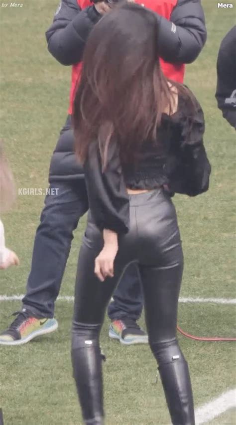 모모랜드 연우 조그만 팬티라인이 다 비치는 가죽 바지뒤태