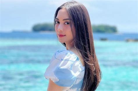 Ririn Dwi Ariyanti Pindah Agama Momen Nyanyi Di Samping Pohon Natal