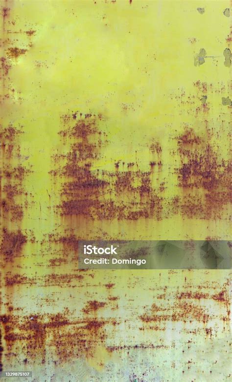 녹 스크래치 와 키릴 레처와 단어 오래된 노란색 금속 문 스팀 펑크 질감 배경 금속에 대한 스톡 사진 및 기타 이미지 금속 0명 갈색 Istock