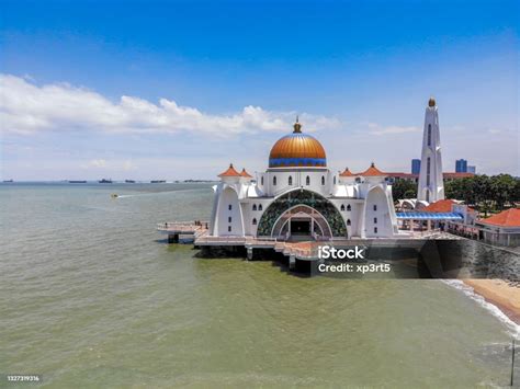 Pemandangan Udara Masjid Selat Malaka Atau Masjid Selat Melaka Foto Stok Unduh Gambar Sekarang