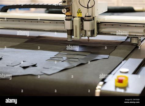 Automatic Flatbed Digital Cutting System Close Up Cnc Leather Cutting