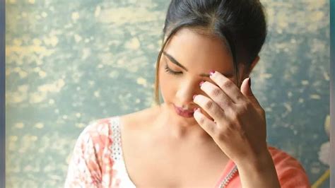 कुमकुम भाग्य फेम अभिनेत्रीच्या वडिलांचं निधन सोशल मीडियावर लिहिली