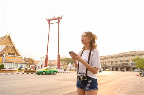 Linda Jovem Turista Asiática Em Turismo De Férias E Explorando A Cidade