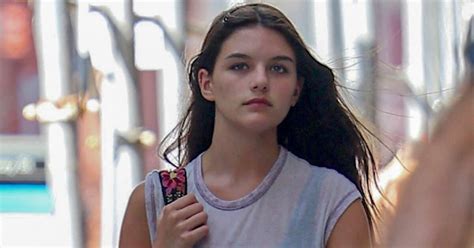 Suri Cruise À 17 Ans La Fille De Tom Cruise Jolie Brune Aux Cheveux