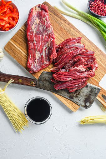 쇠고기로 볶은 야키소바를 만들기위한 요리 재료 하얀 콘크리트 탁자에 있는 평면도 0명에 대한 스톡 사진 및 기타 이미지 0명 Washoku 건강한 생활방식 Istock