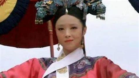 甄嬛传：华妃和皇后坐轿子，一个坐姿，就看出谁才是正宫！