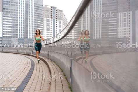 스포티 한 젊은 여자 운동 선수는 아침에 도시 거리에서 실행 거리에 대한 스톡 사진 및 기타 이미지 거리 건강한 생활방식