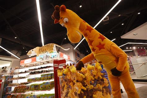 A First Look Inside The New Toys R Us At New Jerseys American Dream Mall