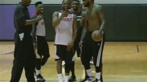 Wenn Lebron James Halbnackt Zum Korb Steigt Staunen Und Filmen Sogar Die Teamkollegen