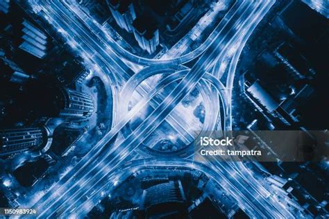 로터리와 고속도로 교차로의 공중 보기 건축과 교통 개념의 구조에 교량도로 모양 원 평면도 도시 도시 상하이 밤 중국 도로 교차로에 대한 스톡 사진 및 기타 이미지 Istock