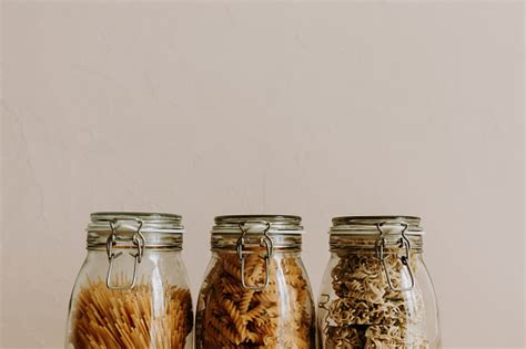 건조되지 않은 식품 재료로 가득 찬 3 개의 유리 항아리 용기 식료품 저장실에 대한 스톡 사진 및 기타 이미지 식료품 저장실 파스타 건강한 식생활 Istock